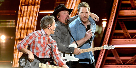 Chris Pratt joins Garth Brooks for surprise performance at iHeartRadio Awards