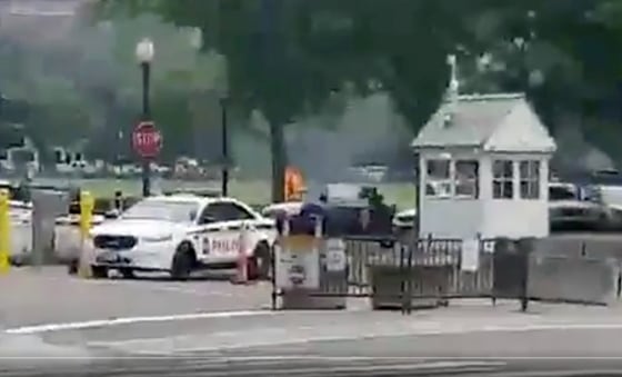 Man who set himself on fire near White House dies