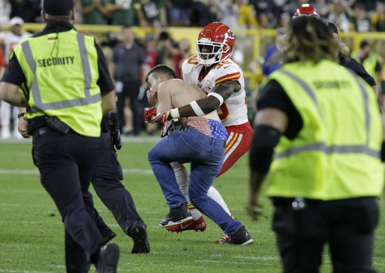 Shirtless NFL fan runs onto field of Green Bay-Kansas City preseason ...