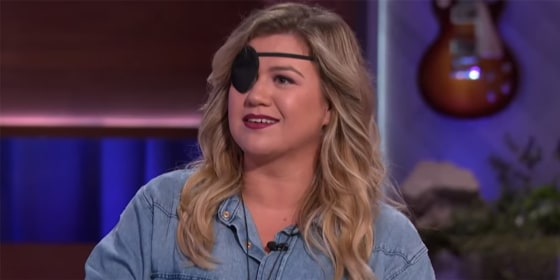 Kelly Clarkson explains why she’s wearing an eye patch