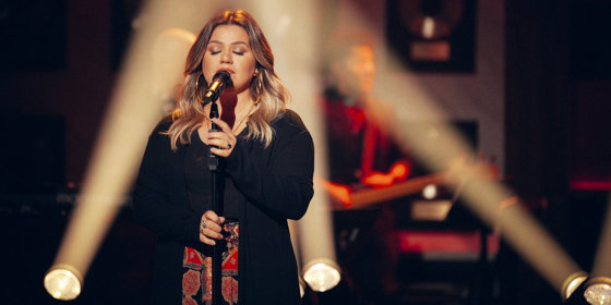 Kelly Clarkson rocks unique version of 'What a Girl Wants' in latest ...