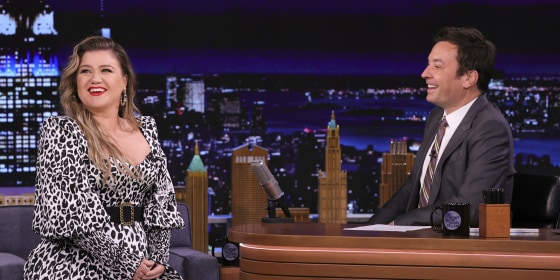 Kelly Clarkson dances along when she hears her music in stores