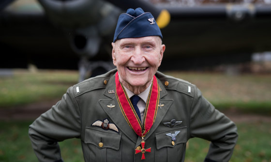 Gail Halvorsen, 'Candy Bomber' in Berlin Airlift, dies at 101