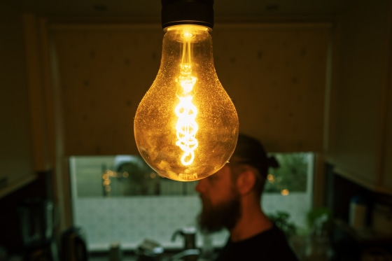 Prepare to flick off your incandescent bulbs for good under new US ...