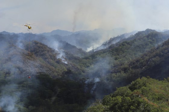 Wildfire in mountainous Central Oahu moves away from towns as Hawaii ...