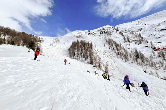 American teenager among 3 killed in an avalanche near the Swiss resort ...