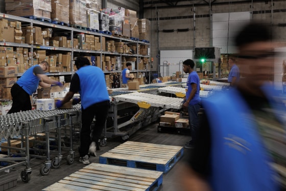 Walmart gives employees grocery discount