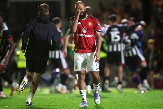 Man United humiliated in penalty shootout loss to 4th-division team Grimsby Town in League Cup
