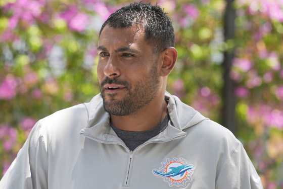 Dolphins outside linebackers coach arrested on battery charge in Fort Lauderdale, records show