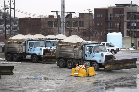 No, Chicago is not using salt trucks to block ICE, despite viral claims