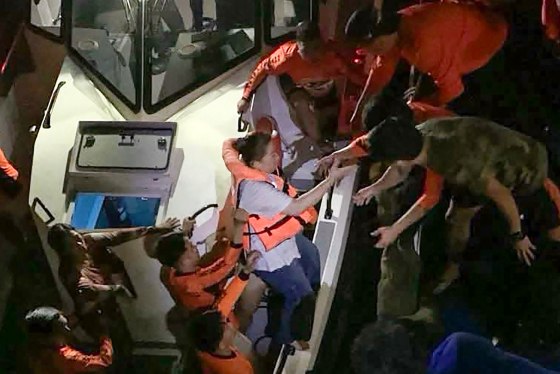 15 dead, hundreds rescued from ferry disaster in Philippines
