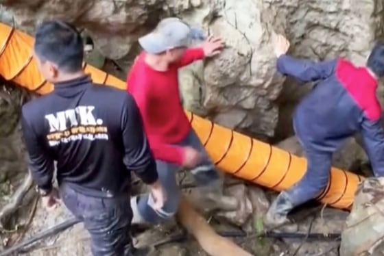 Rescuers race to reach 7 trapped in a Laos cave after flash floods ...