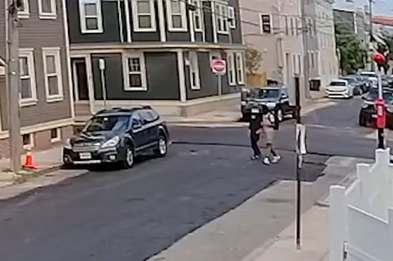 Boston lemonade stand robbed at gunpoint; robbers flee and remain at large