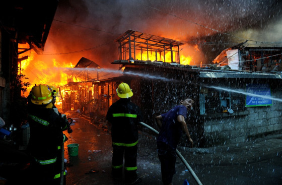 Philippines fire destroys homes in impoverished district