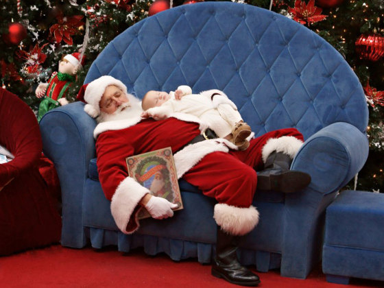 Photo of baby sleeping on Santa goes viral