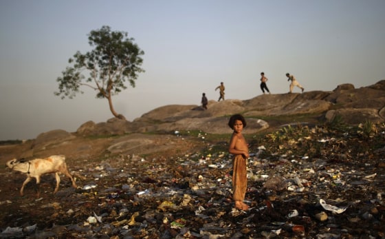 Afghan refugees survive in slums of Pakistan
