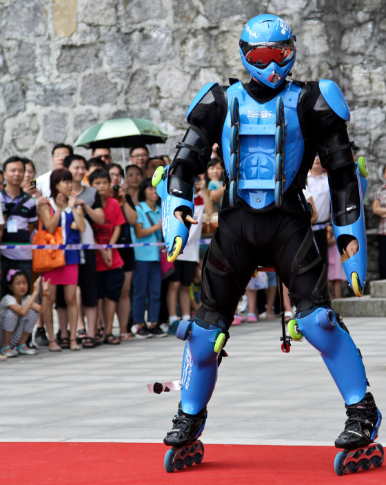 'Rollerman' descends winding road in China