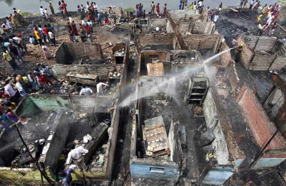 Slum fire destroys huts in India
