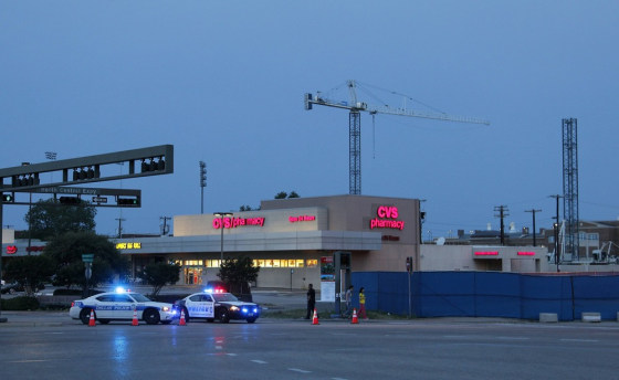 Dallas crane standoff ends as man falls to ground