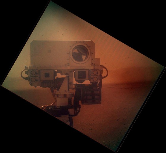 Mars rover snaps first profile picture
