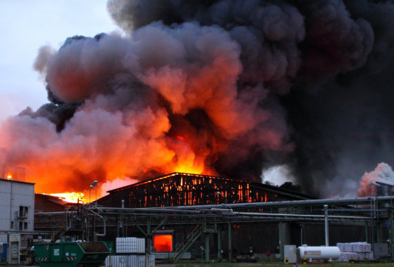 Toxic cloud? Fertilizer plant burns in Germany