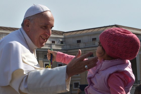 Pope Francis honeymoon continues: Draws big crowds and new fans