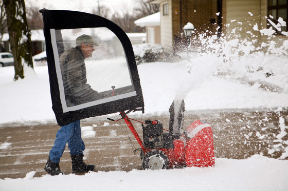Midwest works to dig out of heavy snow