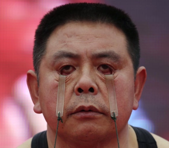 Eyelid-weightlifting raises eyebrows in China