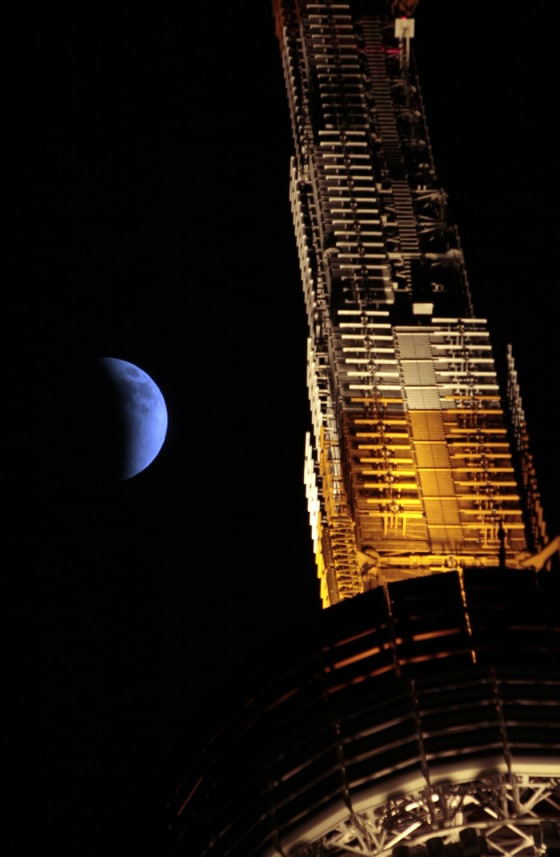 Goodnight, Moon: Total lunar eclipse wows the world
