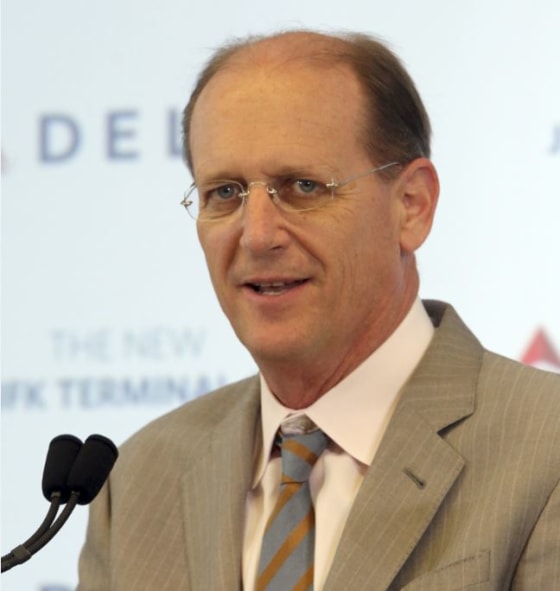 Delta CEO gives up seat for struggling mom