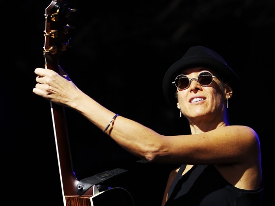 Michelle Shocked apologizes, says anti-gay statements were misunderstood