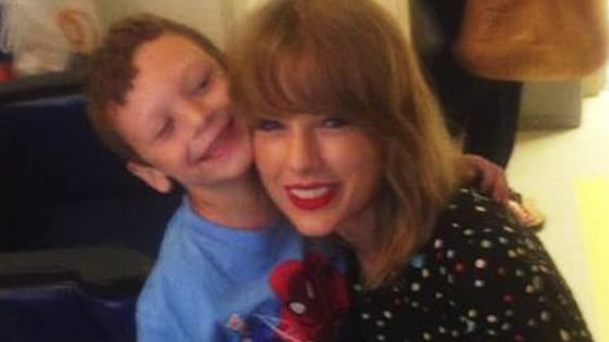 Taylor Swift sings with little boy in surprise hospital visit