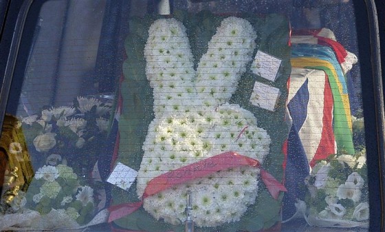 Obscene flower display is 'Great Train Robber' Biggs' final dig at ...