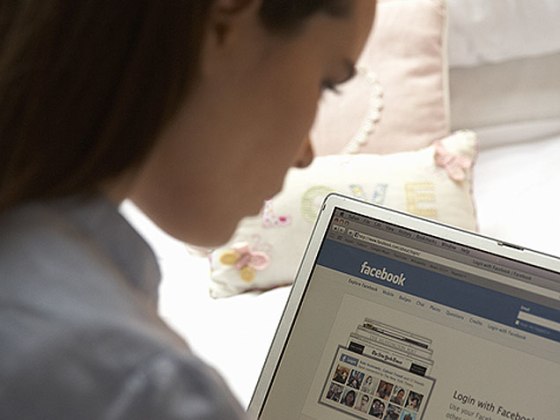 Things Not to Do on Facebook in a Relationship