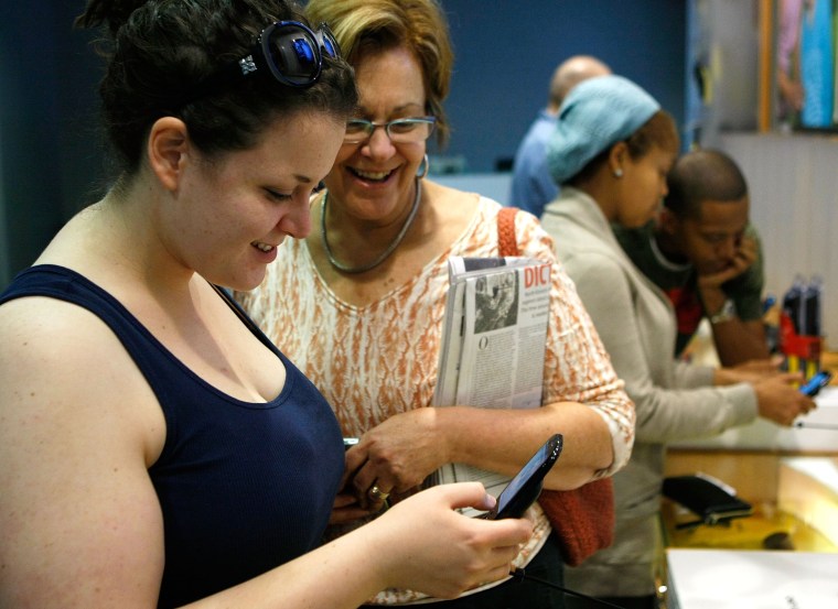 Fans gather for 'iPhone killer' Palm Pre launch