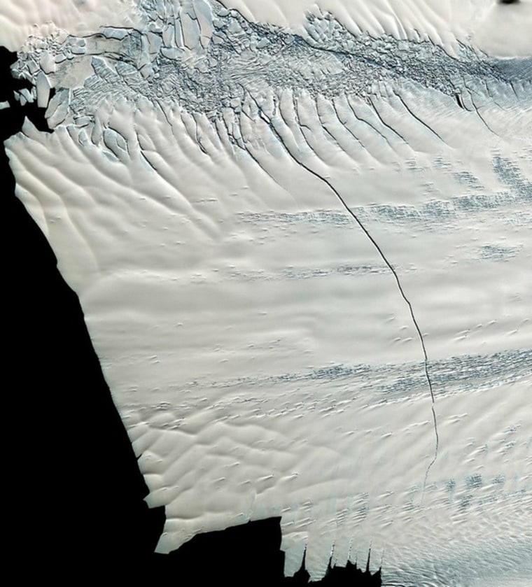 A stunning photo captures growing Antarctic ice rift