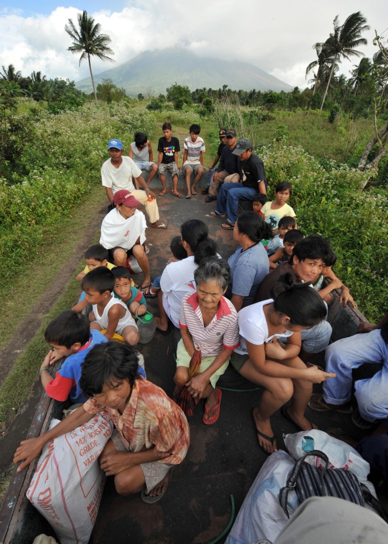 Filipinos flee oozing volcano