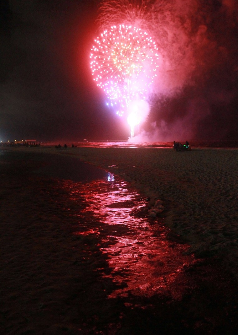 Deepwater Horizon rig oil hits land