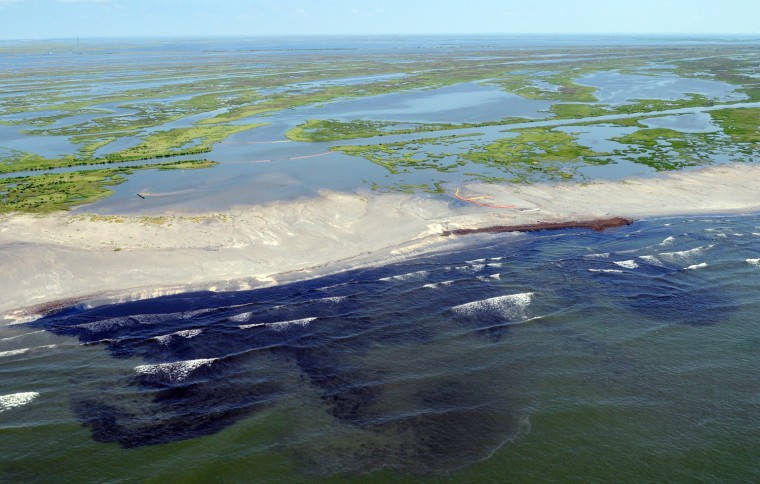 Deepwater Horizon rig oil hits land