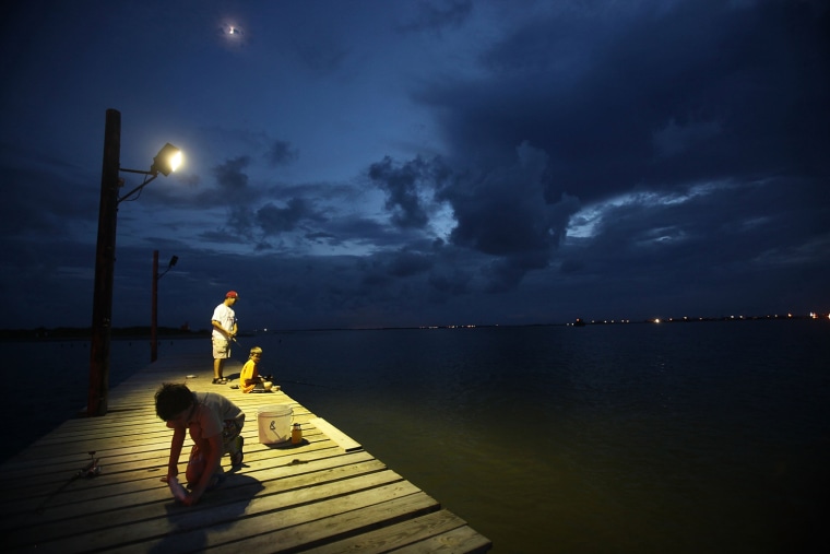 Deepwater Horizon rig oil hits land