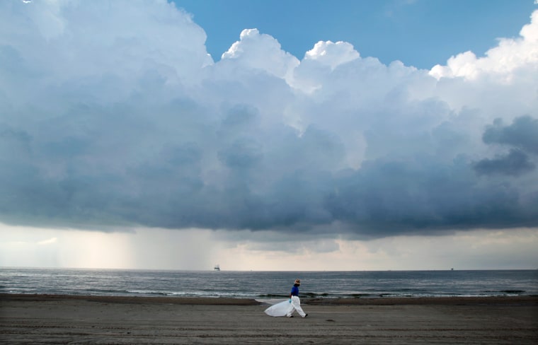 Deepwater Horizon rig oil hits land