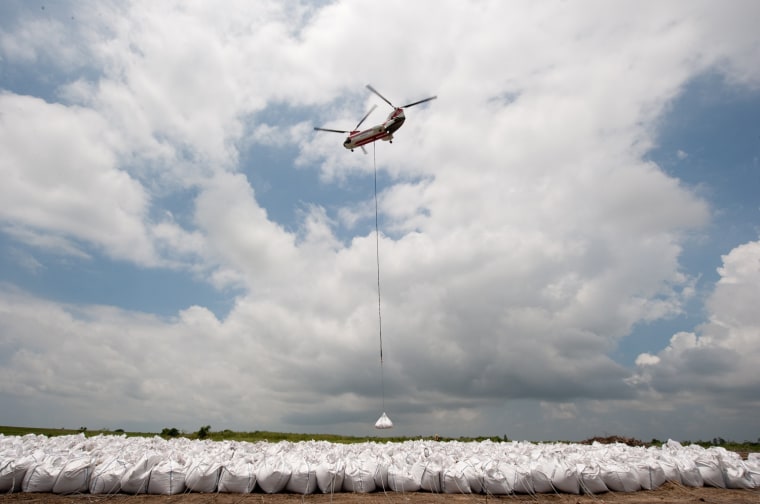 Deepwater Horizon rig oil hits land