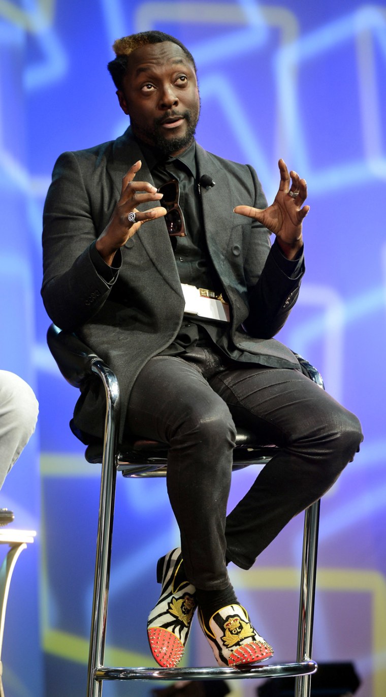 Celebs show their nerdy sides at electronics show