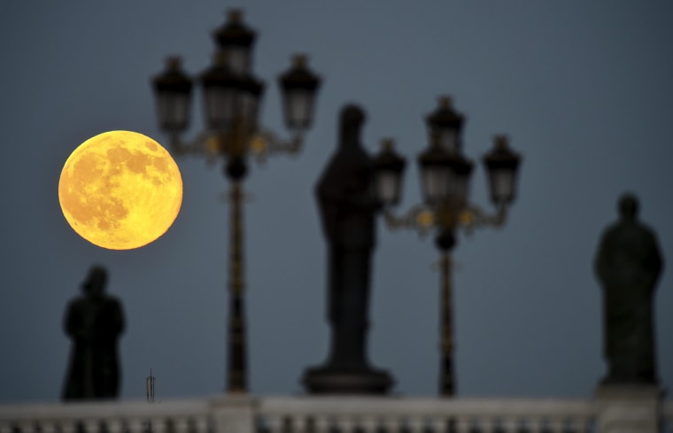 Light the Night! Stunning Supermoon Photos From Around the World