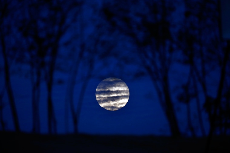 Light the Night! Stunning Supermoon Photos From Around the World