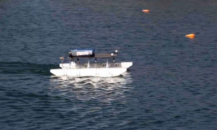 Self-propelling floating robot navigates lake