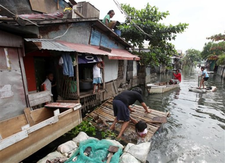 Typhoon makes landfall, flooded Manila in path