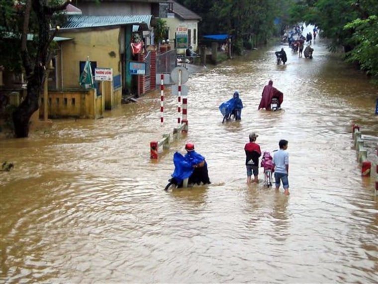 Vietnam rushes aid to 100,000 flood victims