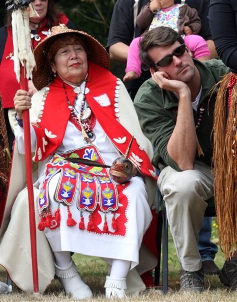 Clark's descendants replace stolen tribal canoe