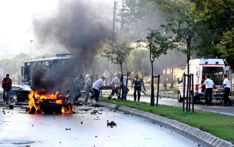 13 hurt as car bomber targets Turkish police